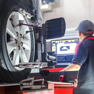 ¿En qué consiste la alineación y balanceo de un carro?